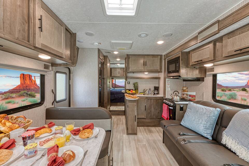 Road Bear Class C (26-28’) - 6 Berth | Worldwide Motorhome Holidays