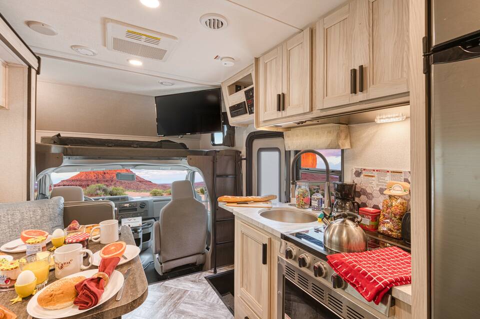 Road Bear Class C (29-31') - 7 Berth | Worldwide Motorhome Holidays