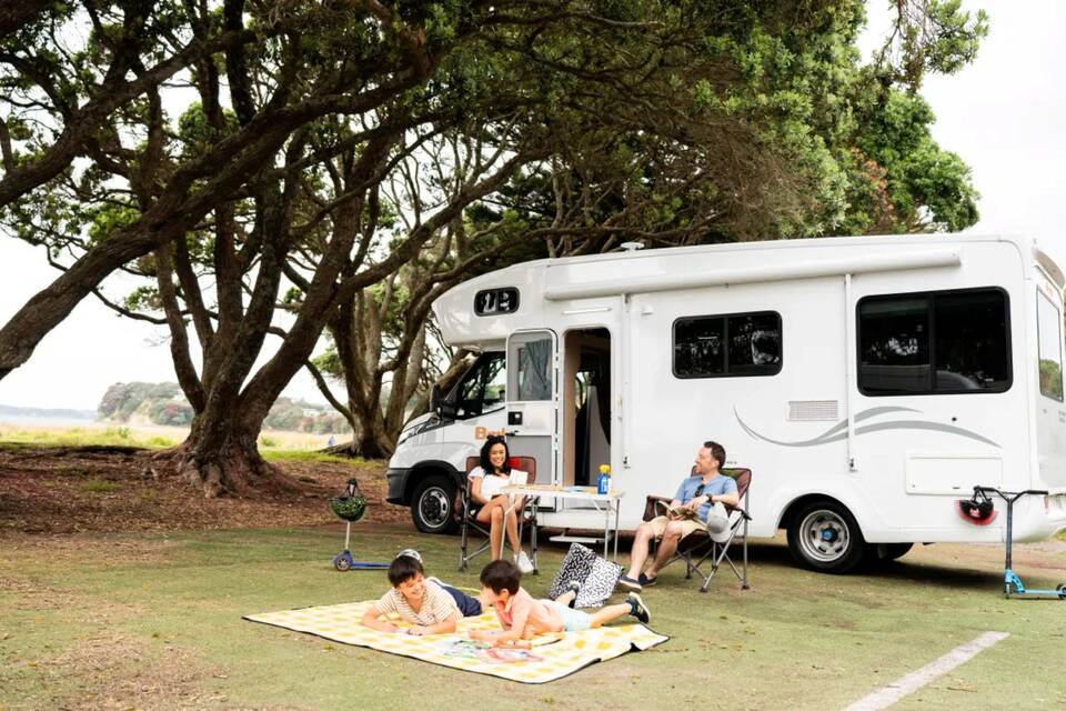 Britz Frontier - 6 Berth | Worldwide Motorhome Holidays